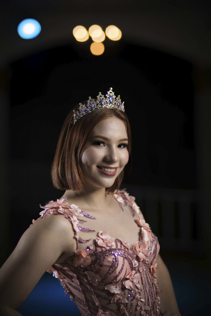 Vestido de 15 años color oro rosa en bustier alto con mangas adornadas ...