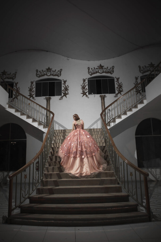 Vestido de 15 años color oro rosa en bustier alto con mangas adornadas ...