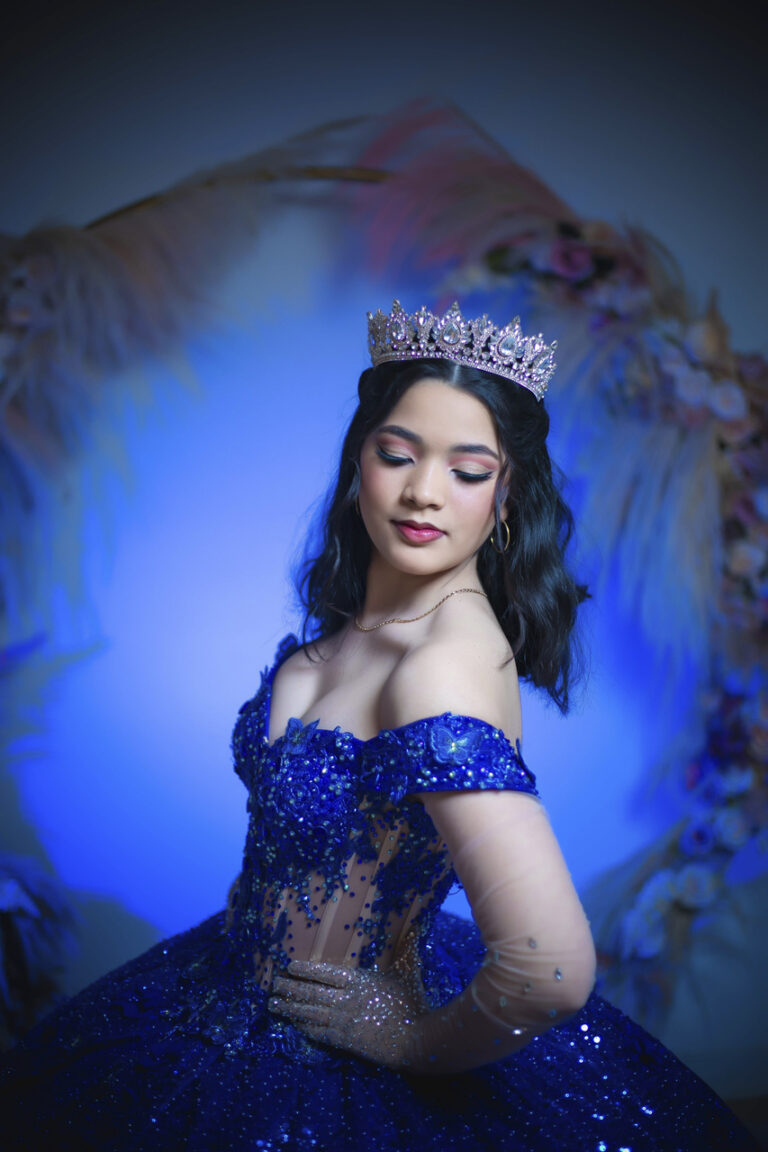 Vestido de 15 años color azul con pechera de transparencia y guipur 3D ...