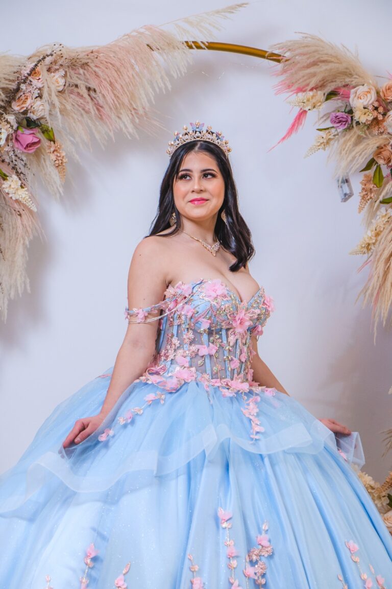 Vestido de 15 años color celeste con flores rosas - Mechita Collection